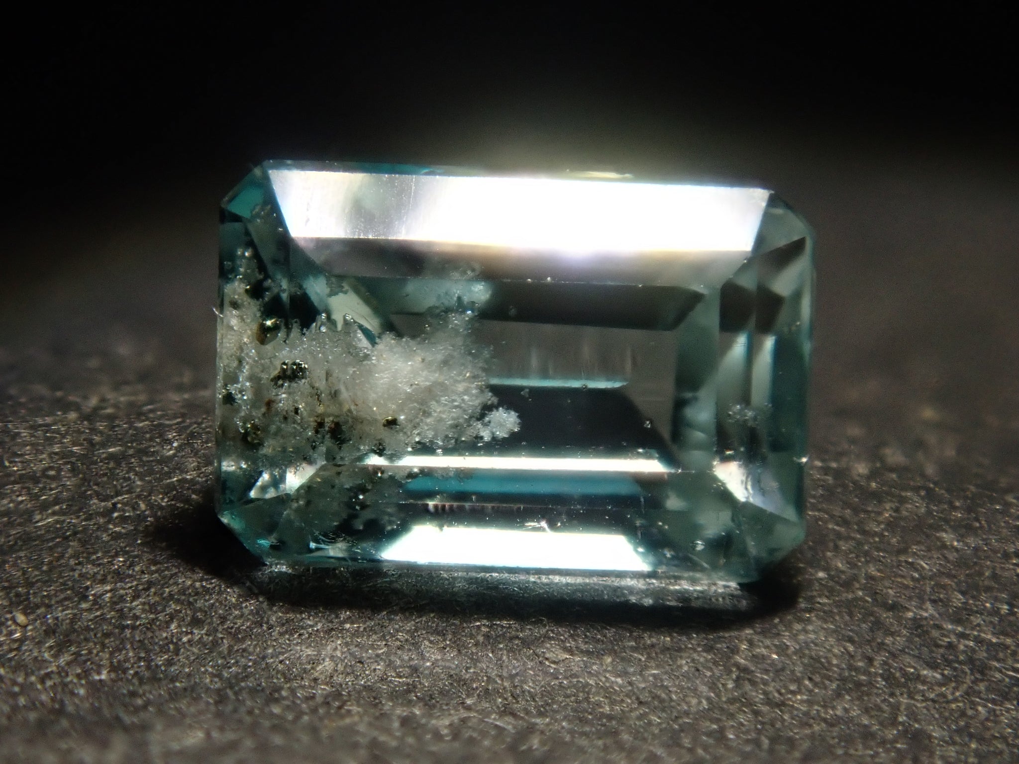 コロンビア産パイライトインユークレース 0.561ctルース