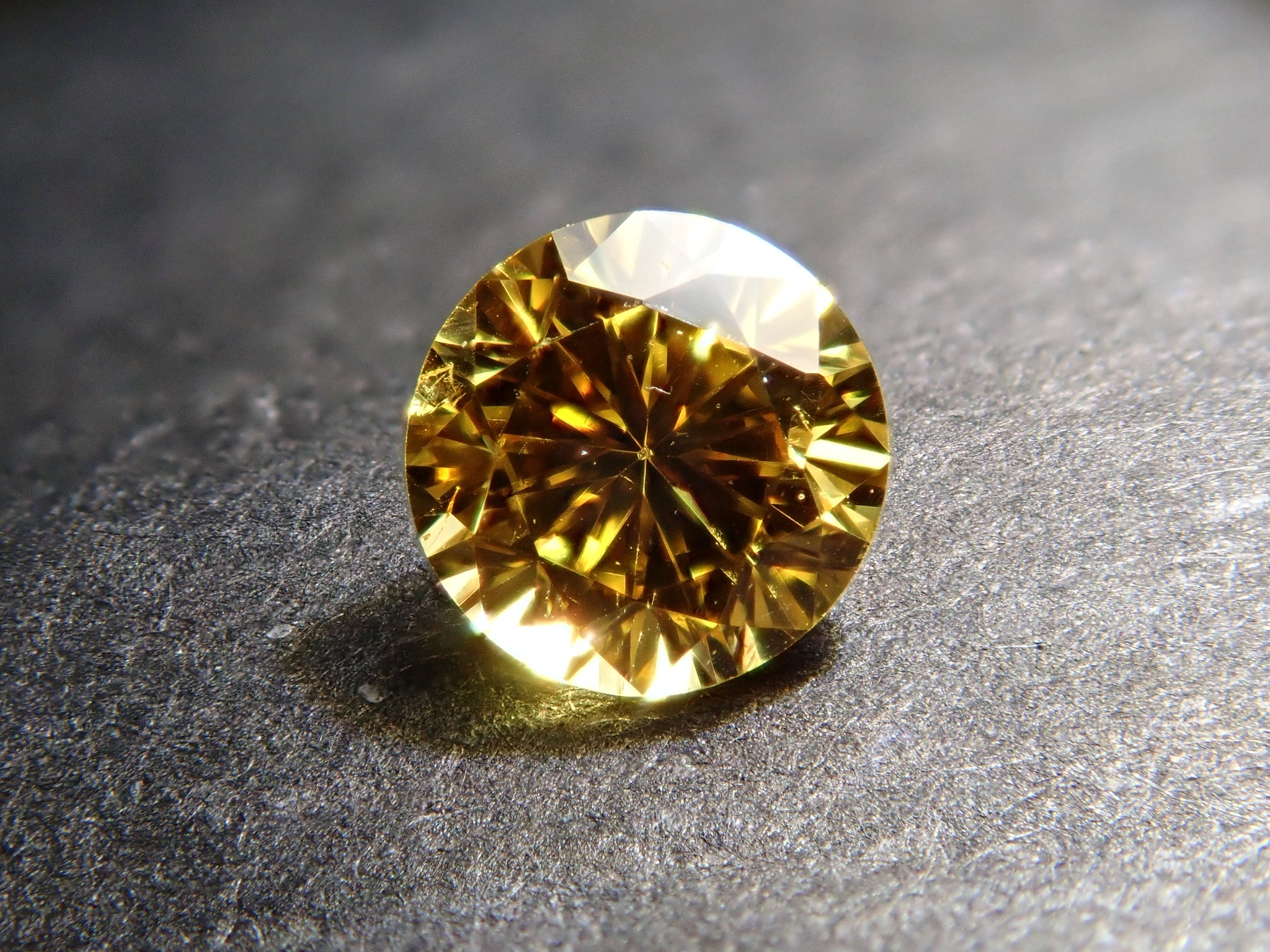 イエローダイヤモンド 3.4mm/0.165ctルース(FANCY VIVID ORANGY YELLOW, SI-2)